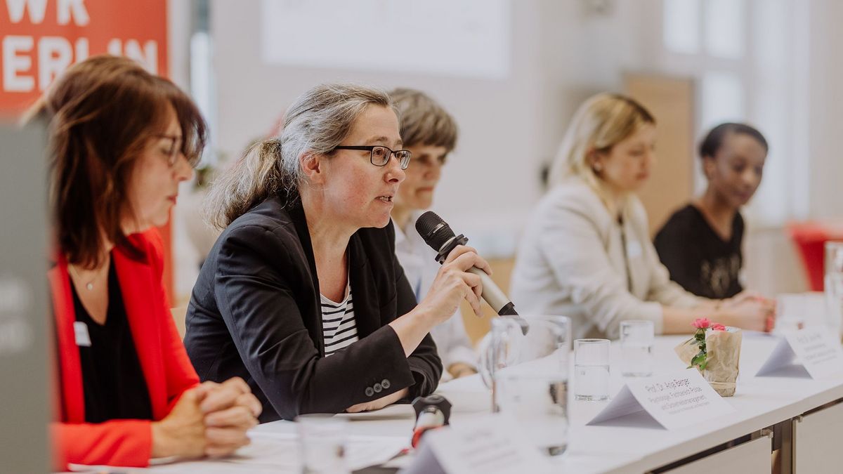 Karriereweg: Professorin an einer HAW werden | HWR Berlin